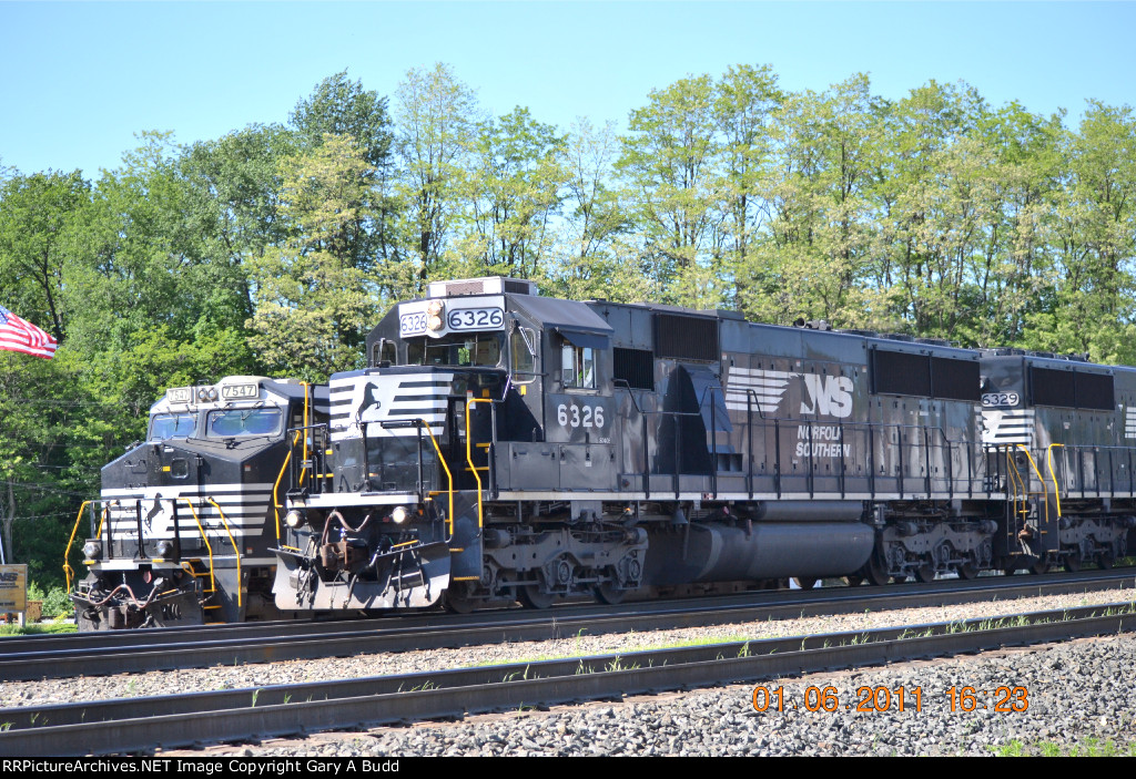 NORFOLK SOUTHERN SD40E 6326 PASSING ES40DC 7547